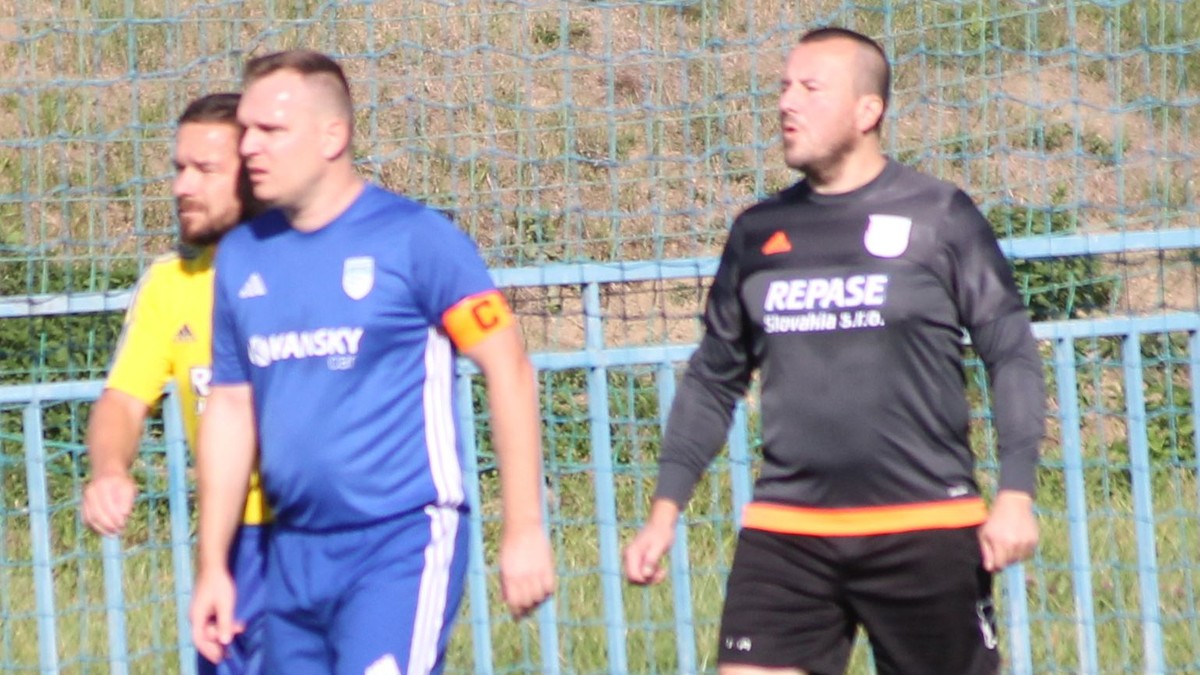 VIDEO: Brankár Marek König z TJ Strojár Kružlov chytal bez rukavíc ...