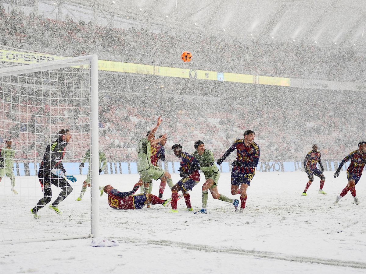 FARK.com: (13174962) Photoshop this snowy soccer game