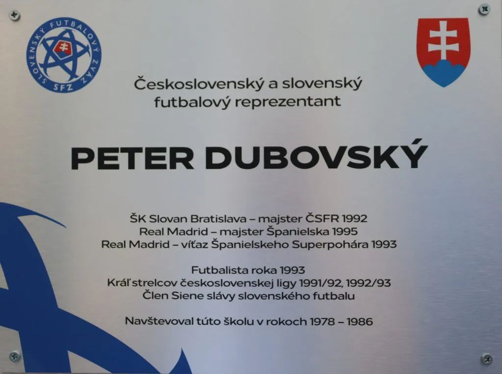 Pamätná tabuľa Petrovi Dubovskému vo vestibule škôl na Bajkalskej ulici ...