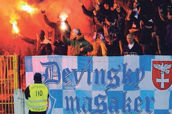 Slovanu neprekáža urážlivý transparent s nápisom 'Devínsky masaker ...