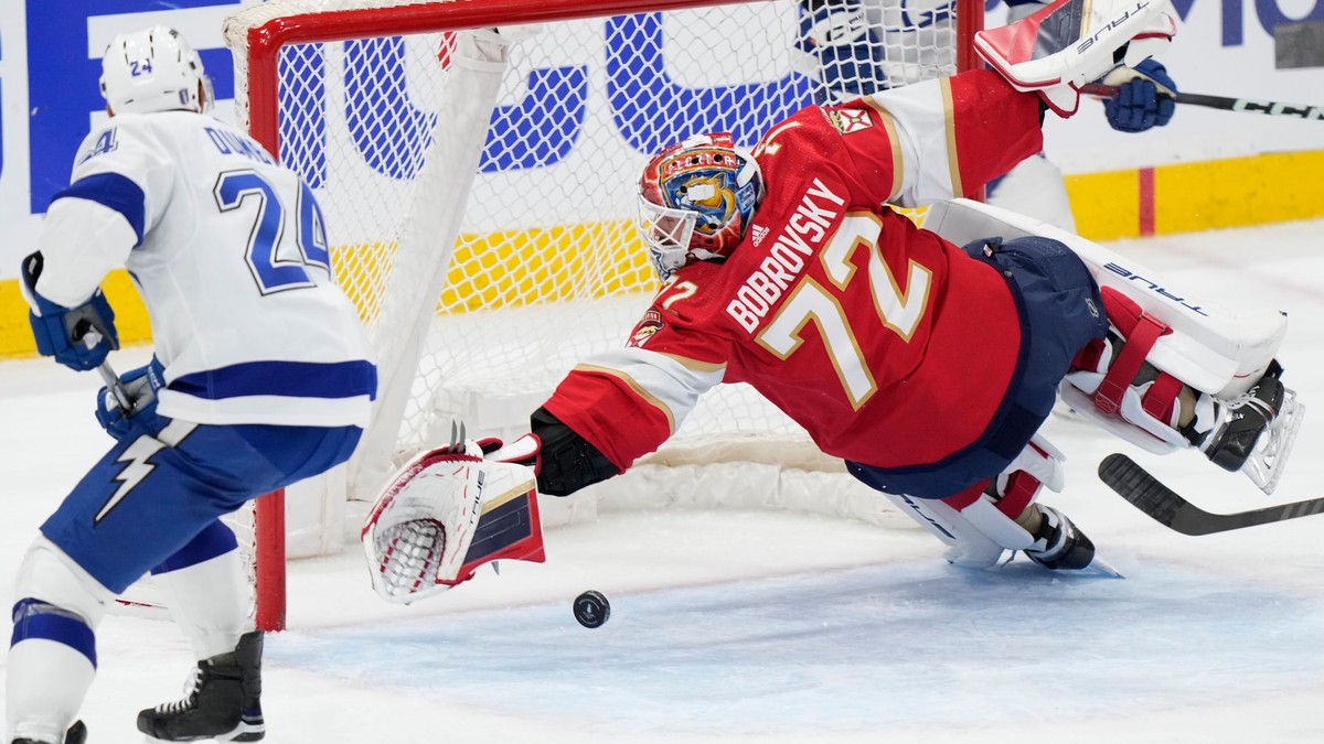 NHL - VIDEO: Bobrovskij zachránil Floridu zákrokom naslepo | SPORTNET