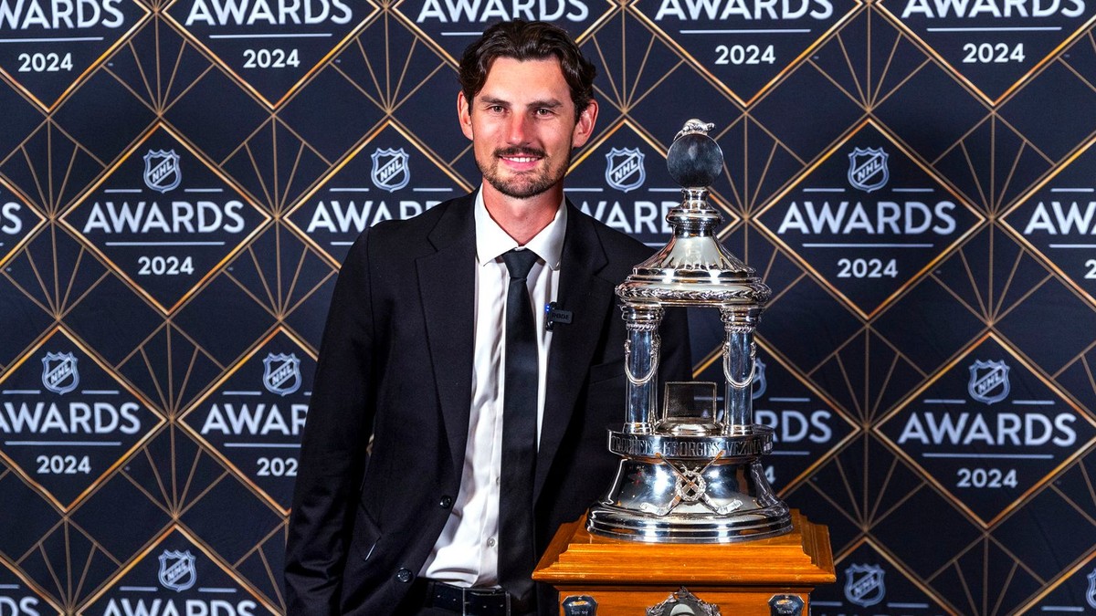 NHL: Connor Hellebuyck získal Vezina Trophy za sezónu 2023/24 | SPORTNET