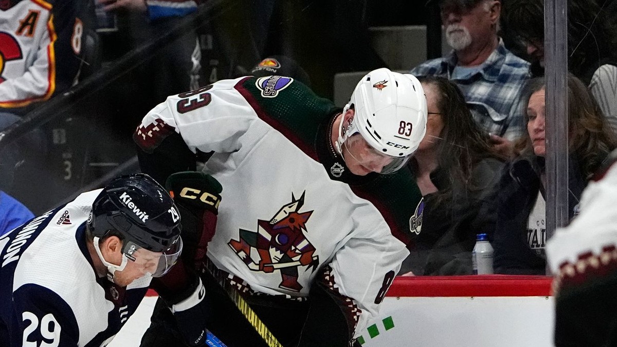 NHL: Doplatí na video. Adam Ružička skončí v Arizona Coyotes | SPORTNET